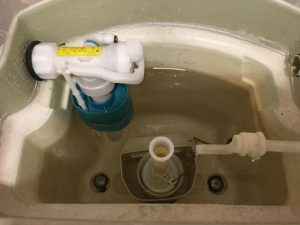 TOTOのロマンシアS830Bの排水の水漏れ修理のご依頼がありました【伊丹市でのトイレ水漏れ修理】| トイレつまり・水漏れ・水道トラブル即日修理業者｜尼崎市のレオンメンテナンス