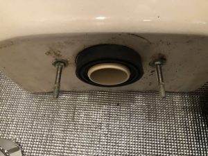 DT-810UZのタンクから水が常に漏れている？オーバーフロー管が取れた？【伊丹市でのトイレ水漏れ修理】| トイレつまり・水漏れ・水道トラブル即日修理業者｜尼崎市のレオンメンテナンス