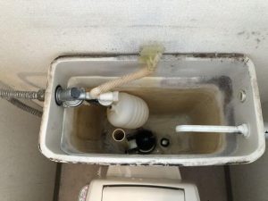 DT-810UZのタンクから水が常に漏れている？オーバーフロー管が取れた？【伊丹市でのトイレ水漏れ修理】| トイレつまり・水漏れ・水道トラブル即日修理業者｜尼崎市のレオンメンテナンス