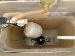 DT-810UZのタンクから水が常に漏れている？オーバーフロー管が取れた？【伊丹市でのトイレ水漏れ修理】| トイレつまり・水漏れ・水道トラブル即日修理業者｜尼崎市のレオンメンテナンス