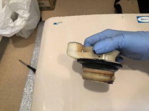 DT-810UZのタンクから水が常に漏れている？オーバーフロー管が取れた？【伊丹市でのトイレ水漏れ修理】| トイレつまり・水漏れ・水道トラブル即日修理業者｜尼崎市のレオンメンテナンス