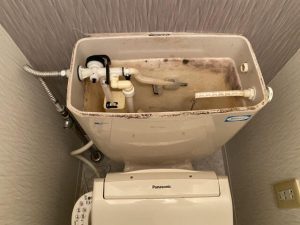 便器の中に水が大量に漏れる？DT-810UZのオーバーフロー管が折れている？【西宮市でのトイレ水漏れ修理】| トイレつまり・水漏れ・水道トラブル即日修理業者｜尼崎市のレオンメンテナンス
