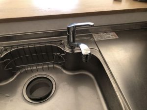 KM5111TCLの蛇口から水を出すと根元から水漏れする症状の修理依頼がありました【尼崎市での蛇口交換作業】| トイレつまり・水漏れ・水道トラブル即日修理業者｜尼崎市のレオンメンテナンス