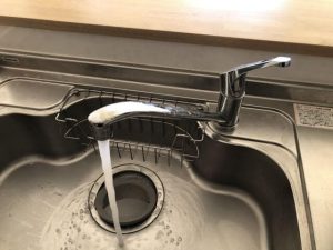 KM5111TCLの蛇口から水を出すと根元から水漏れする症状の修理依頼がありました【尼崎市での蛇口交換作業】| トイレつまり・水漏れ・水道トラブル即日修理業者｜尼崎市のレオンメンテナンス