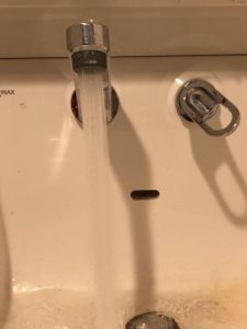 洗面の下から水が漏れてくる？INAX製のSF-79S-MCのカプラーから水漏れしていました【西宮市での蛇口水漏れ修理】| トイレつまり・水漏れ・水道トラブル即日修理業者｜尼崎市のレオンメンテナンス