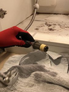 洗面の下から水が漏れてくる？INAX製のSF-79S-MCのカプラーから水漏れしていました【西宮市での蛇口水漏れ修理】| トイレつまり・水漏れ・水道トラブル即日修理業者｜尼崎市のレオンメンテナンス